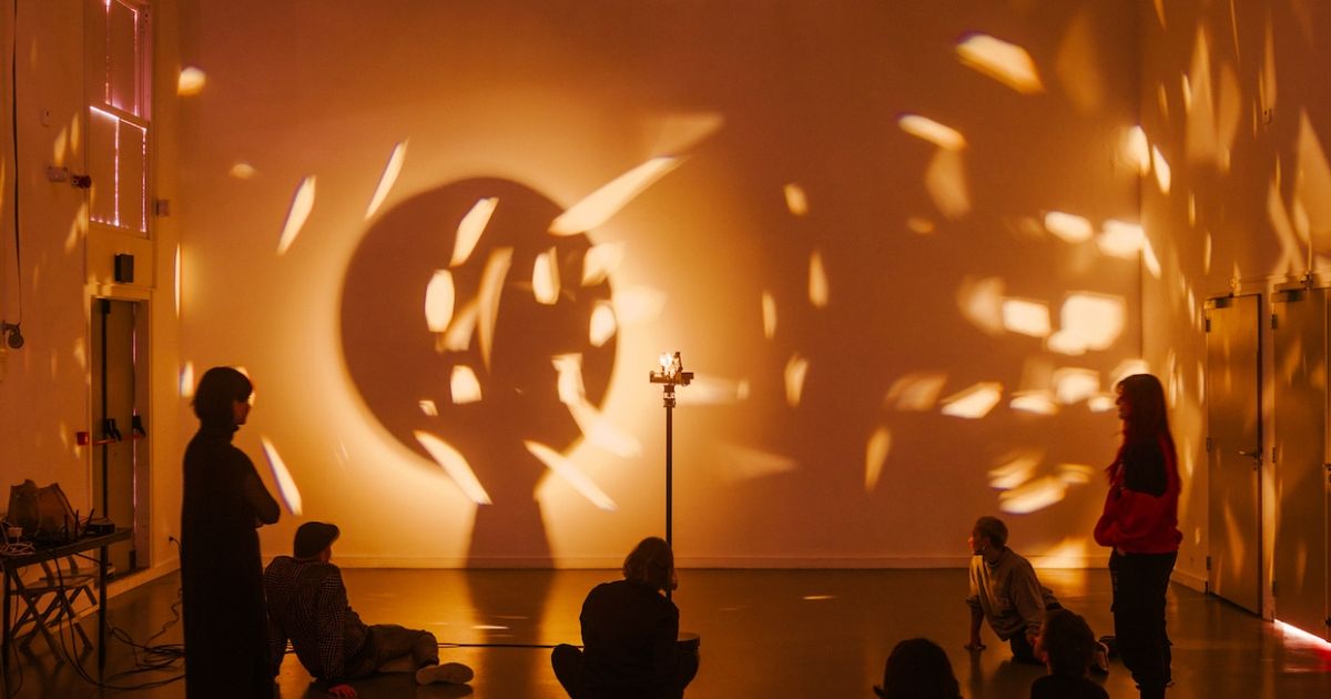 Entreehal van Amare verandert in lichtspel | Amare | podium voor muziek en dans